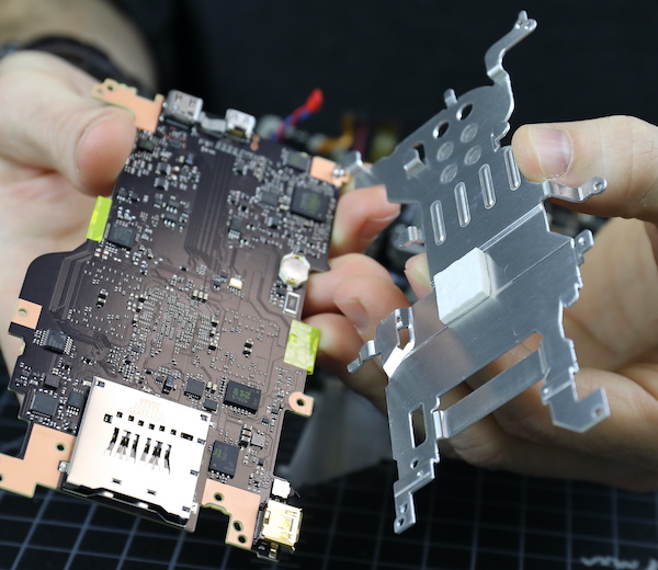 Lensrentals takes apart the Canon EOS R5: Robust sealing may pose a ...